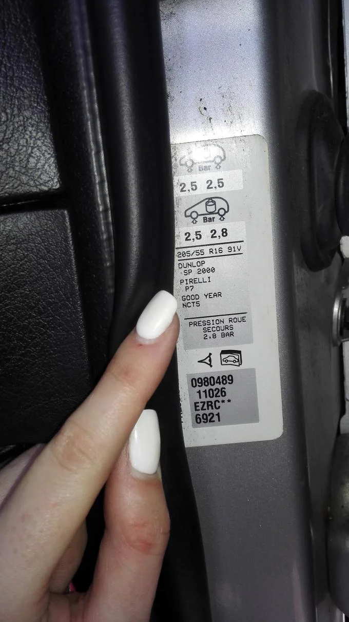 Wie finde ich den Farbcode bei PEUGEOT?